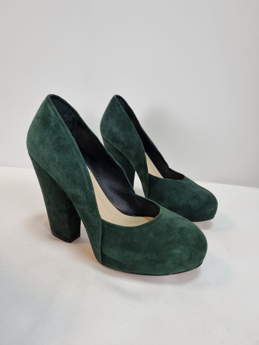 NICOLE FARHI Suede Green Heels – Naphisa Designer Resale